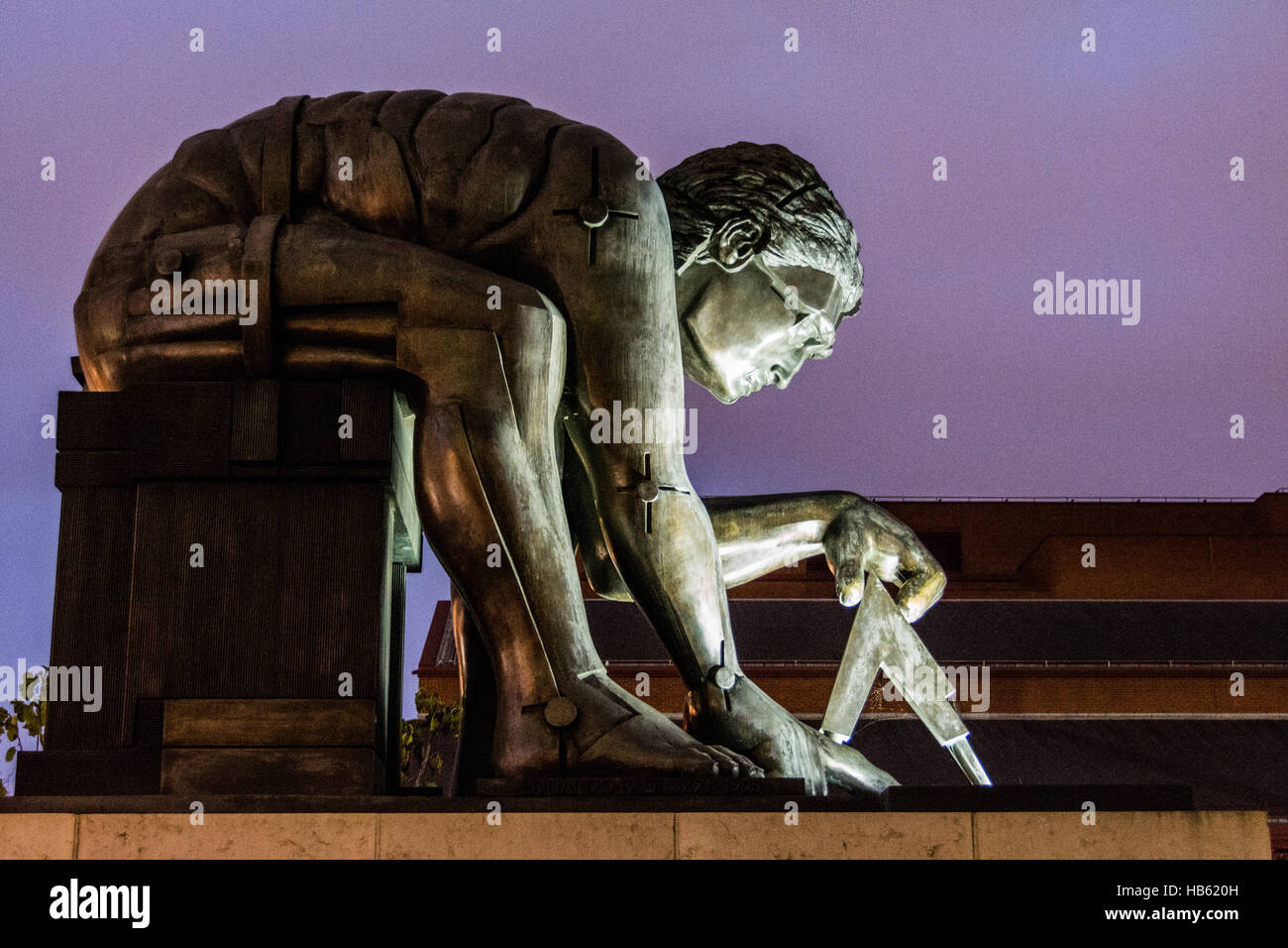Isaac newton statue hi-res stock photography and images - Alamy