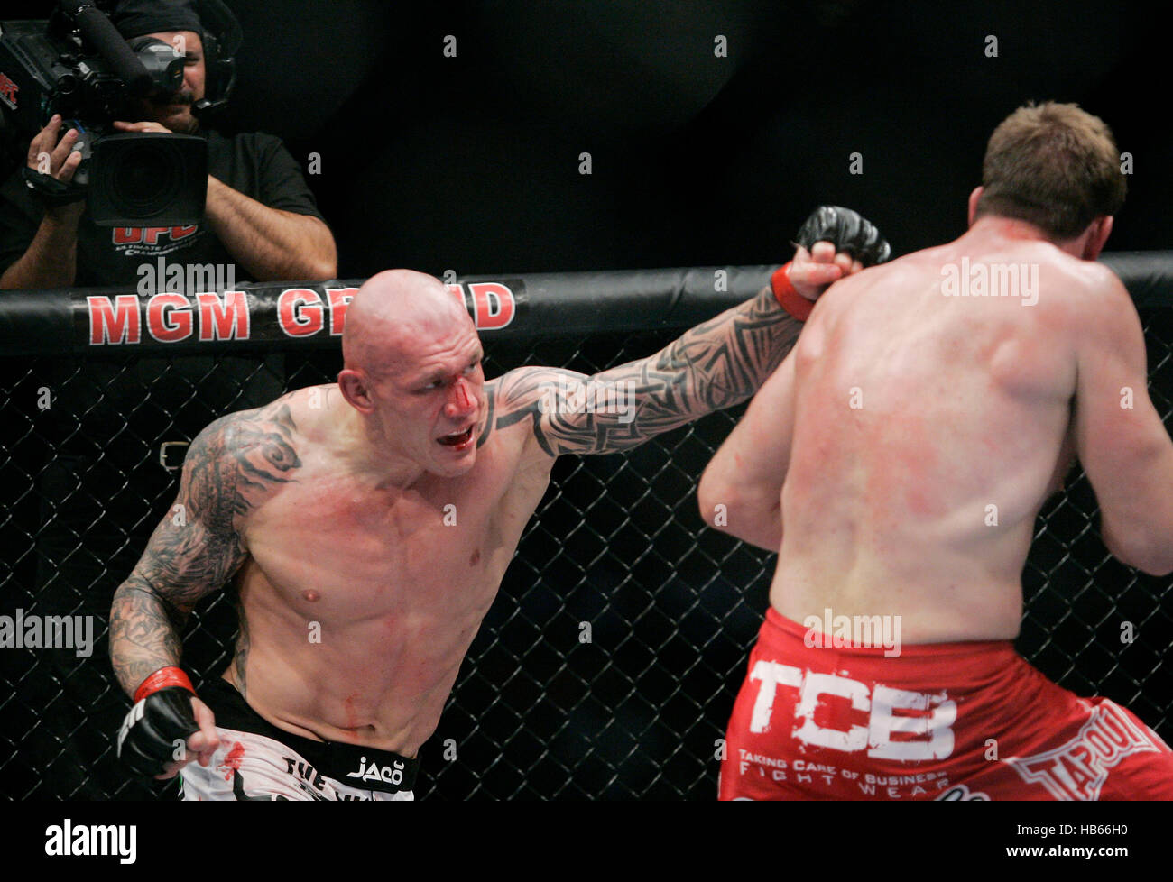 UFC fighter Stephan Bonnar, right, fights Krzysztof Soszynski at UFC ...