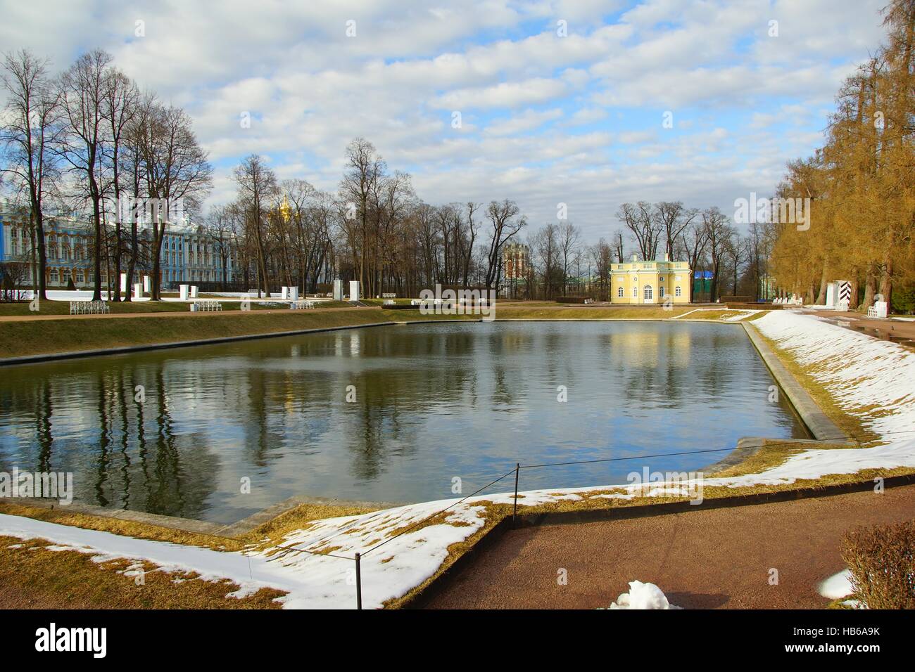 Mirror pond hi-res stock photography and images - Alamy