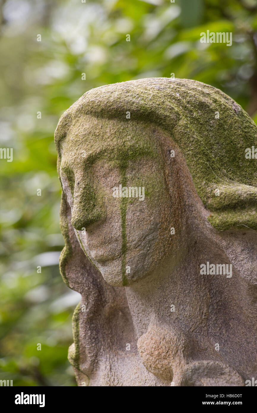 Grave with mourning female figure hi-res stock photography and images ...