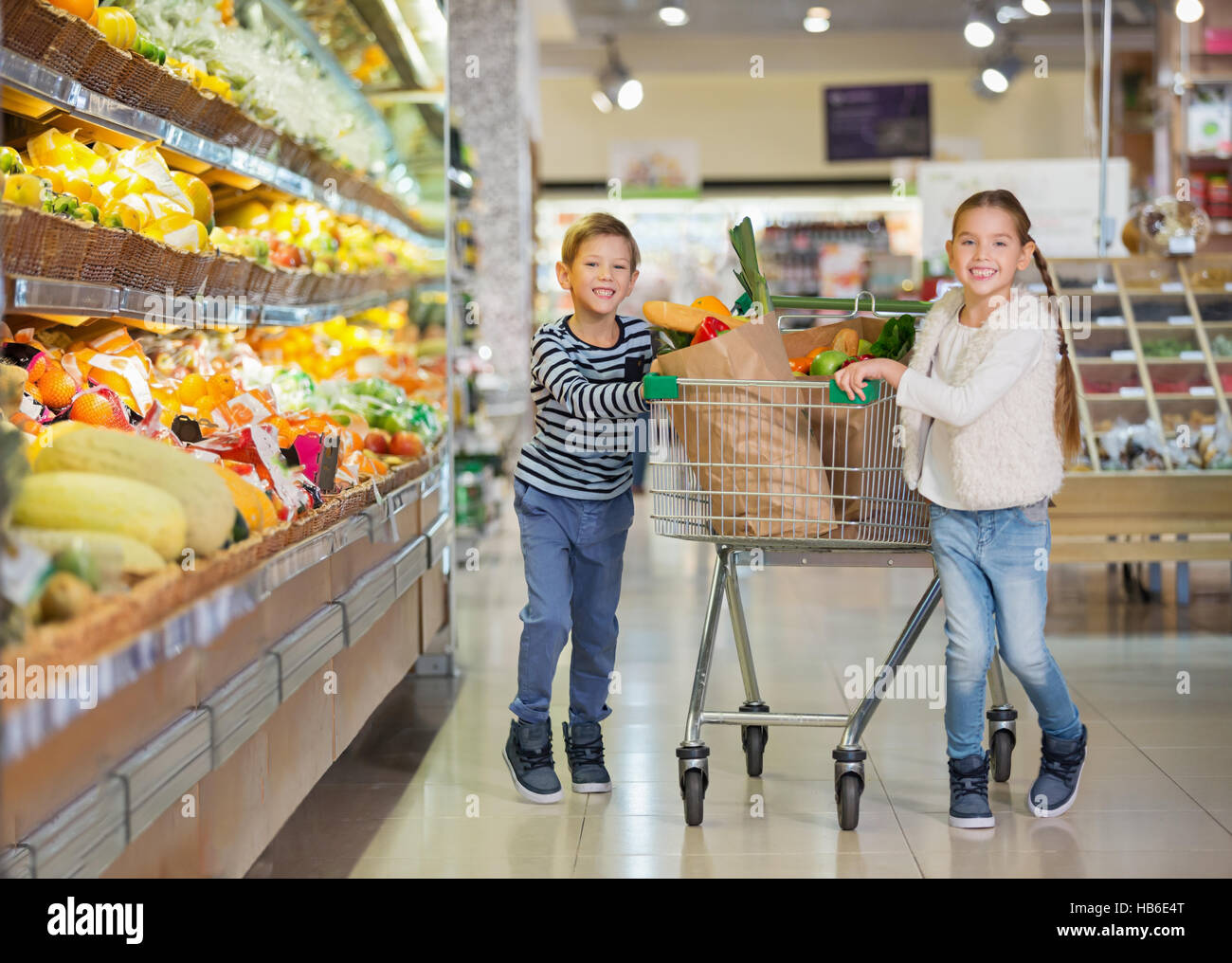 Kids smiling hi-res stock photography and images - Alamy