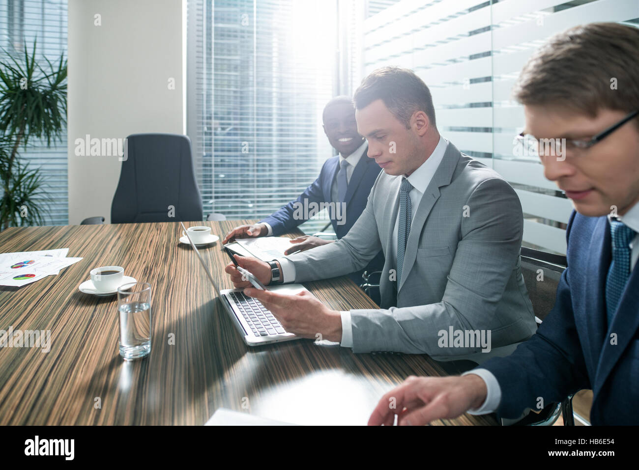 Businessmen hi-res stock photography and images - Alamy