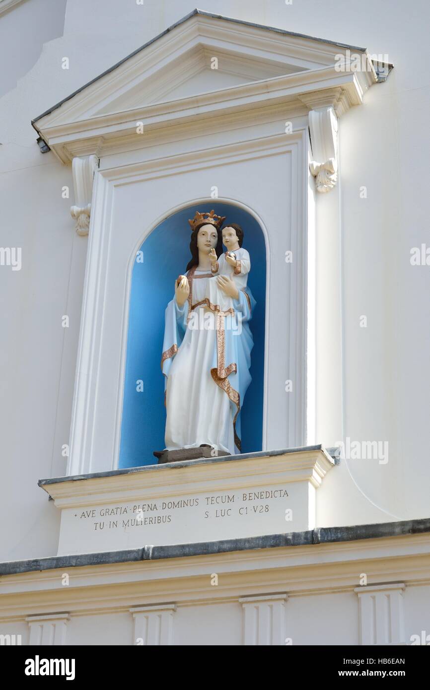 Statue of virgin Mary on church facade Stock Photo - Alamy