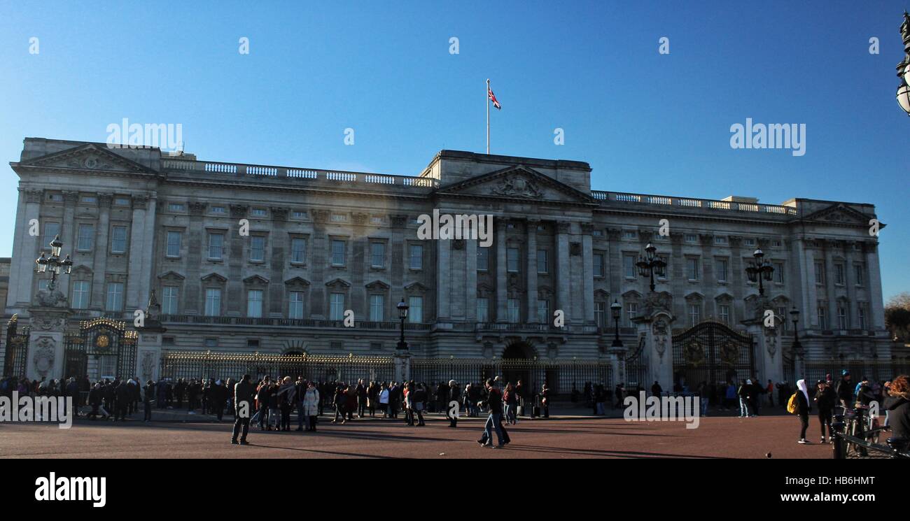 The roof of buckingham palace hi-res stock photography and images - Alamy