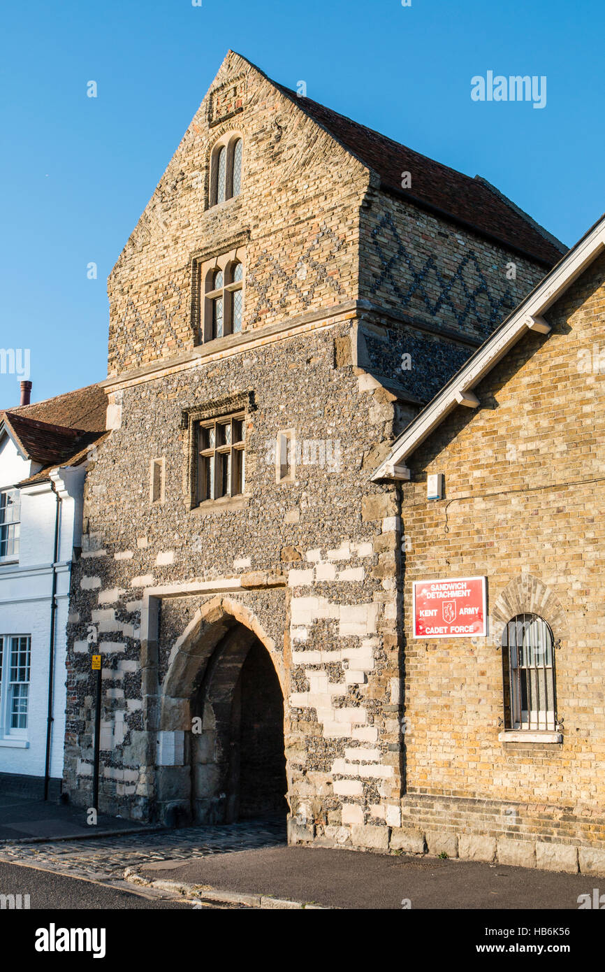 Mediaeval turret and walls hi-res stock photography and images - Alamy