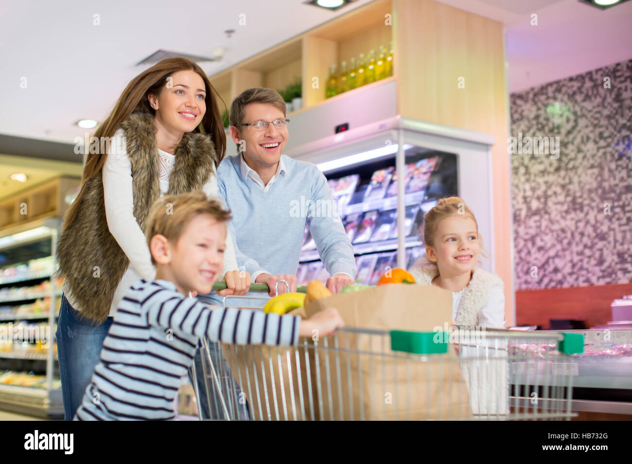 Family store hi-res stock photography and images - Alamy