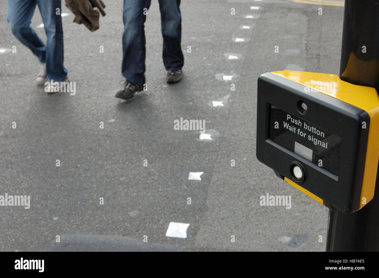 People on a pedestrian crossing hi-res stock photography and images - Alamy
