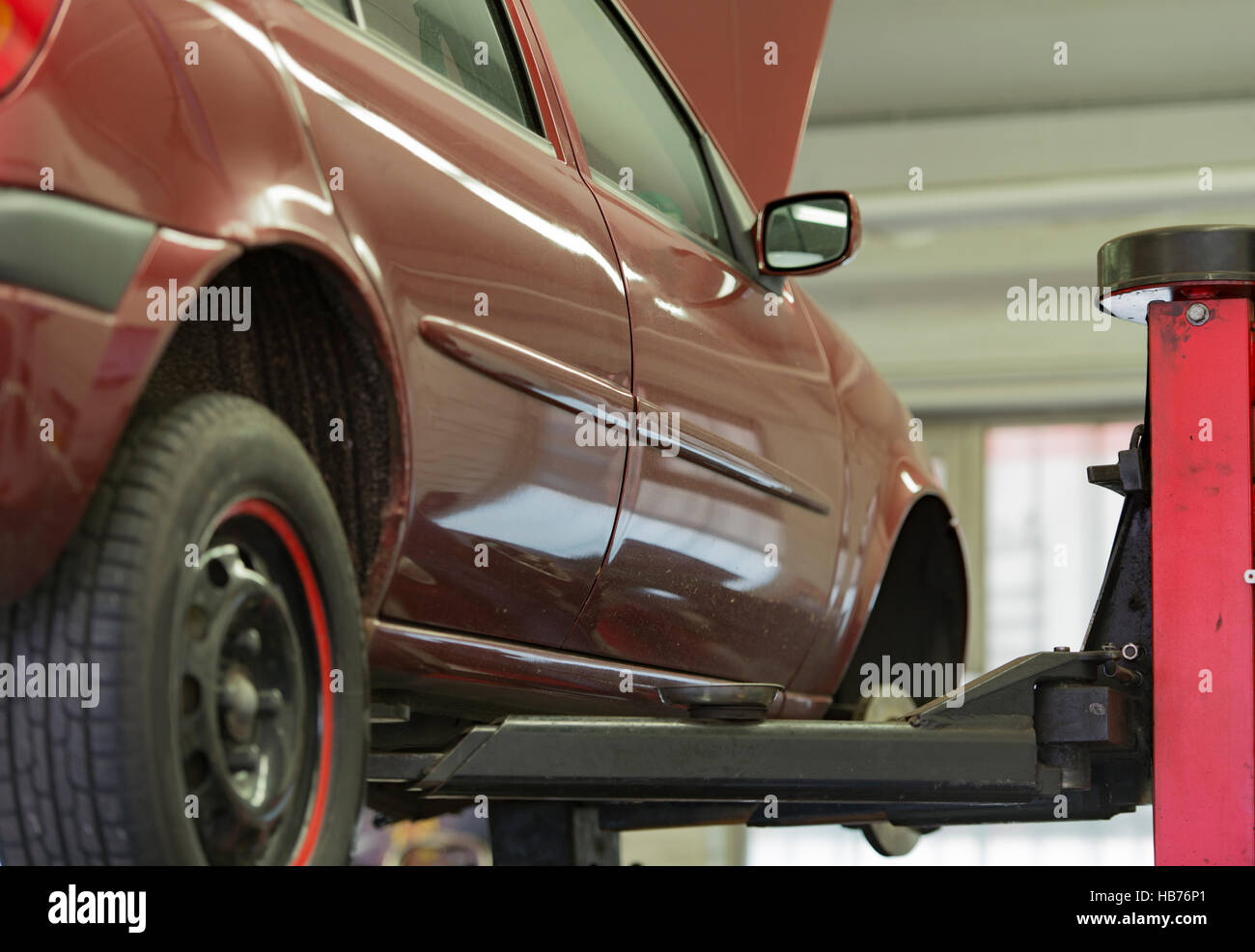Car repair lift hi-res stock photography and images - Alamy