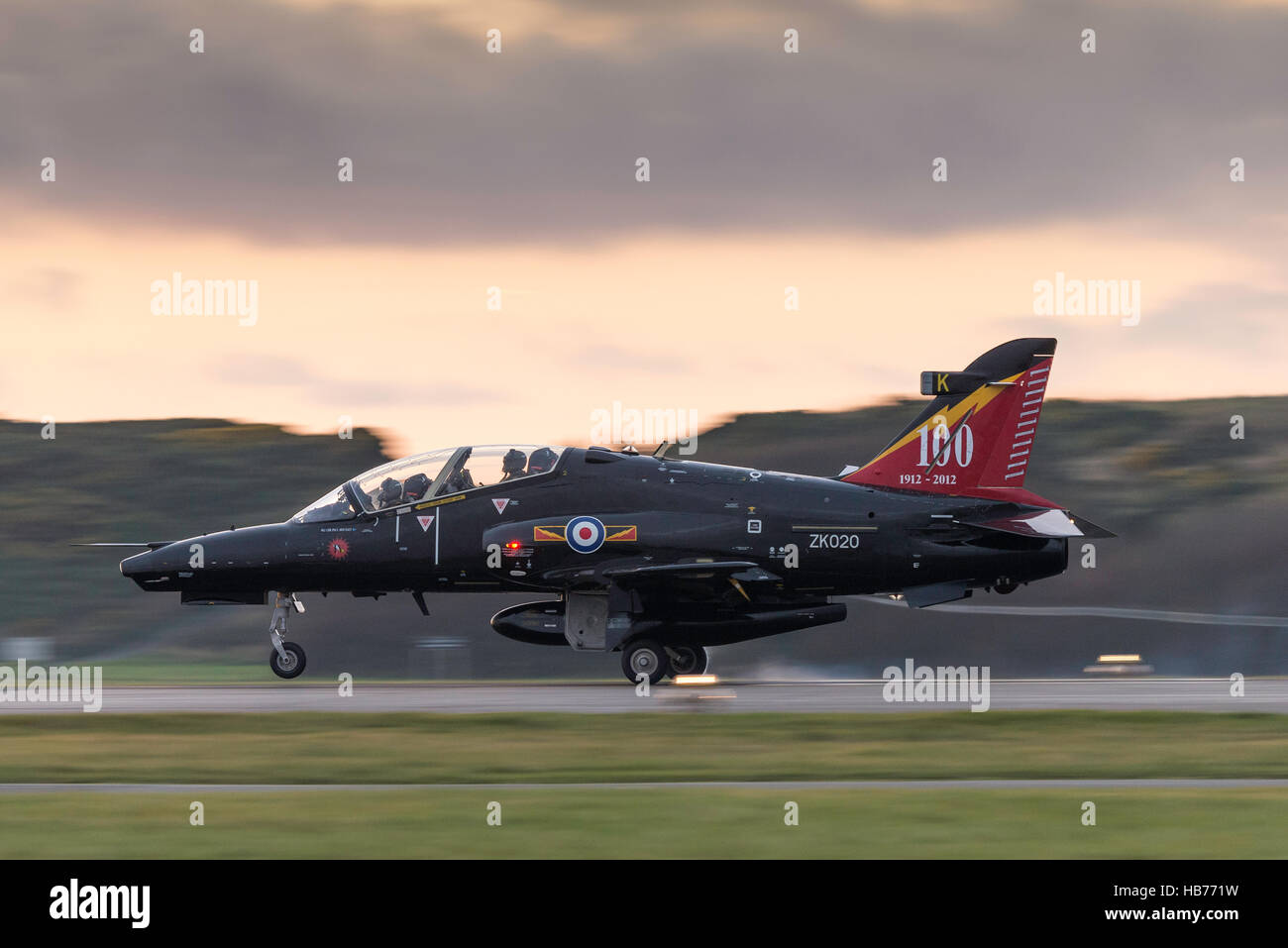 Raf Valley Sunset Hawk T2 Fast jet. Anglesey North Wales.Uk.arrivals Stock Photo - Alamy