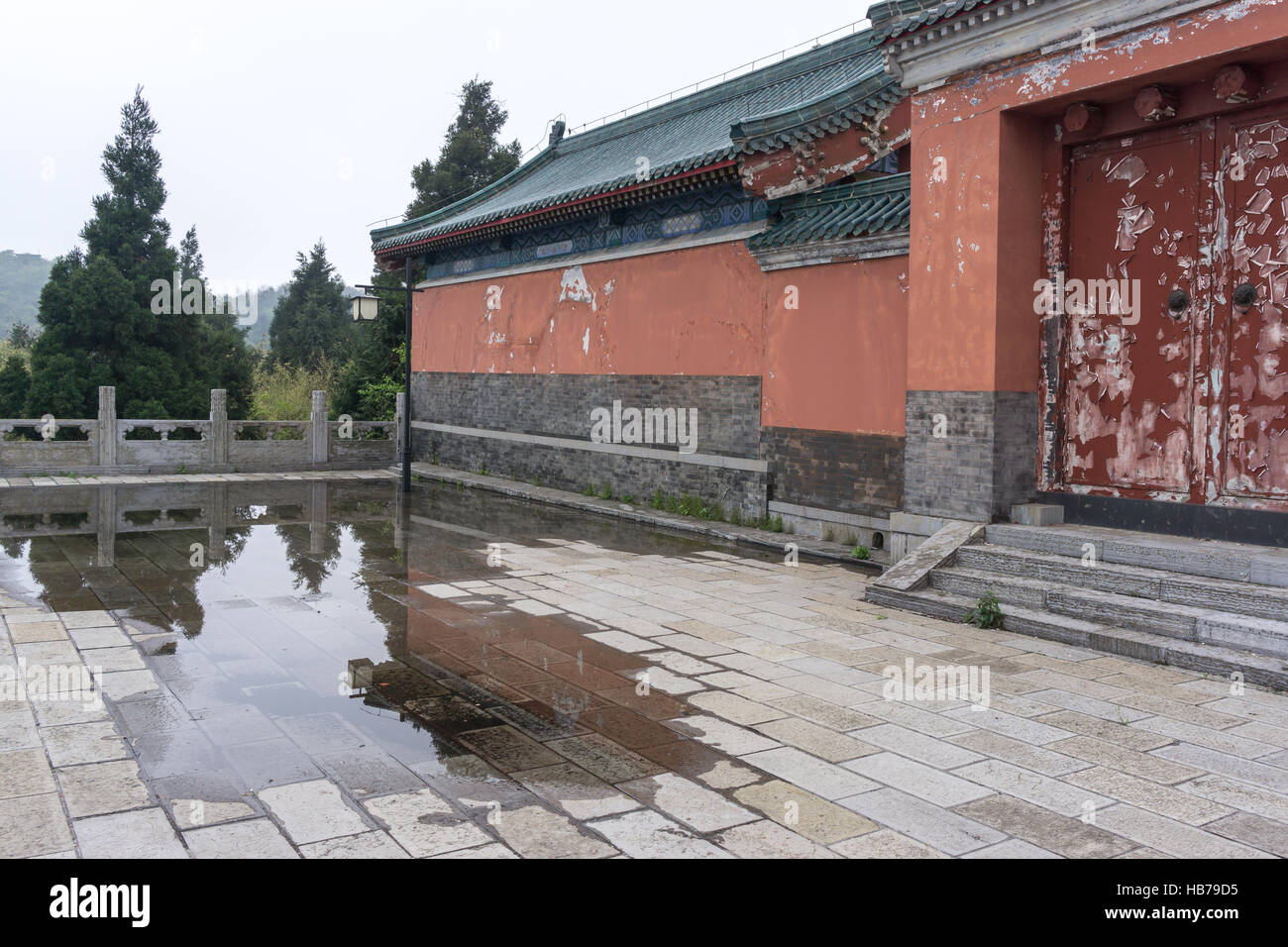 tianmen mountain temple architecture Stock Photo - Alamy
