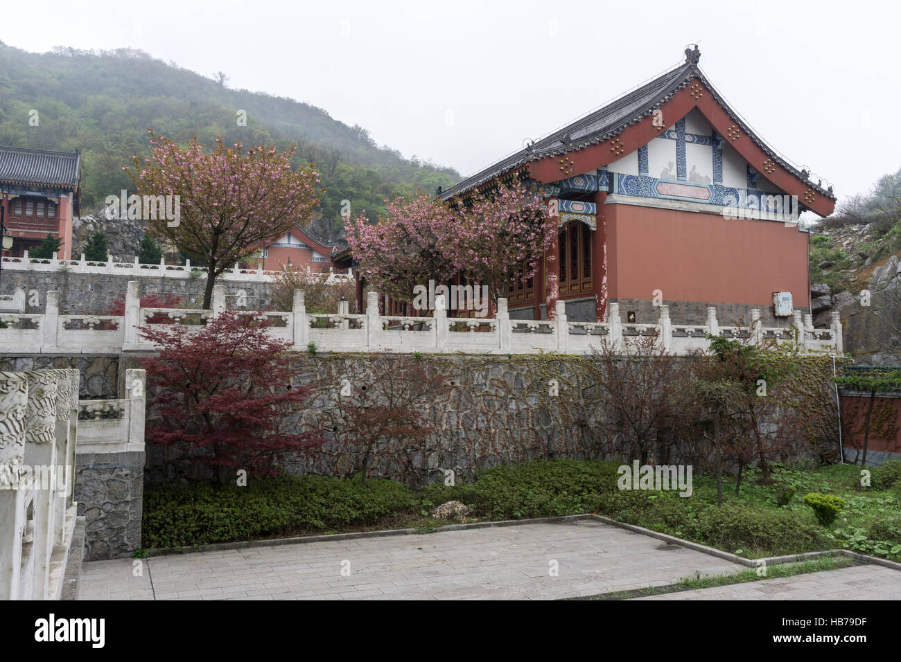 tianmen mountain temple architecture Stock Photo - Alamy