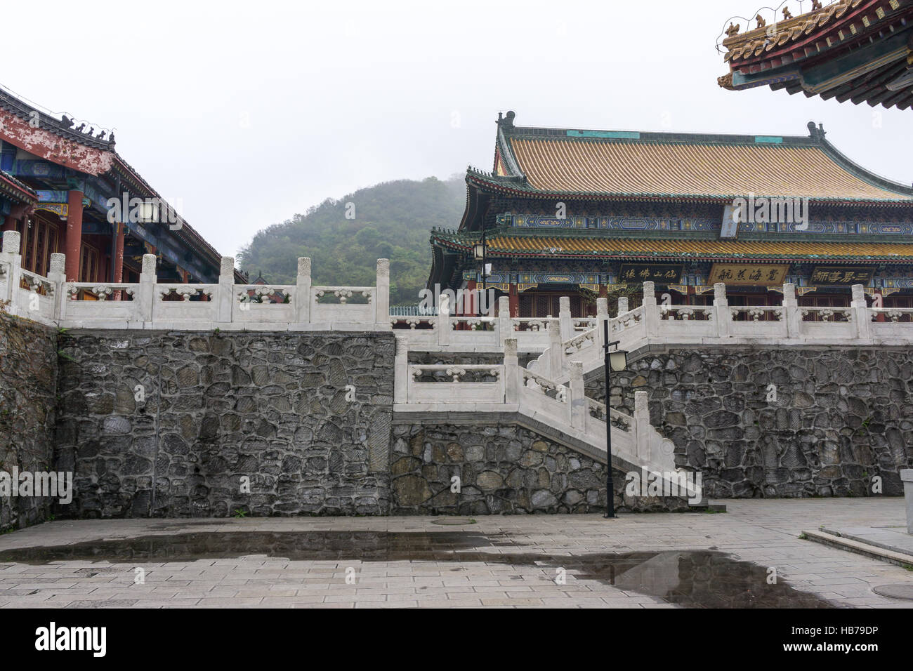 tianmen mountain temple architecture Stock Photo - Alamy