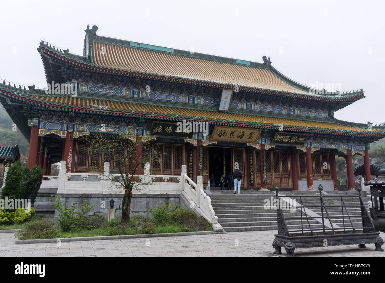 tianmen mountain temple architecture Stock Photo - Alamy