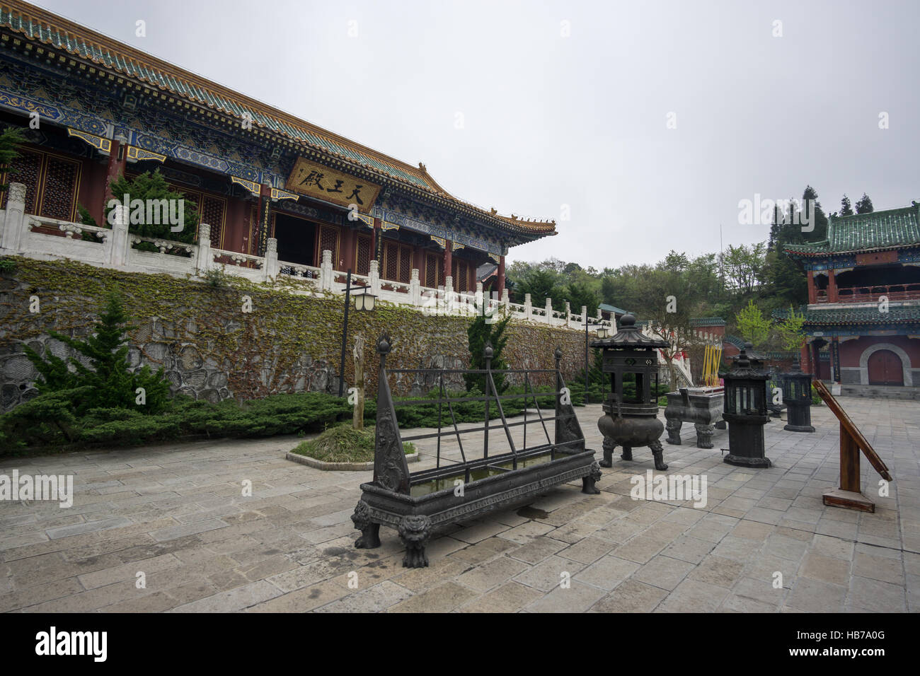 tianmen mountain temple architecture Stock Photo - Alamy