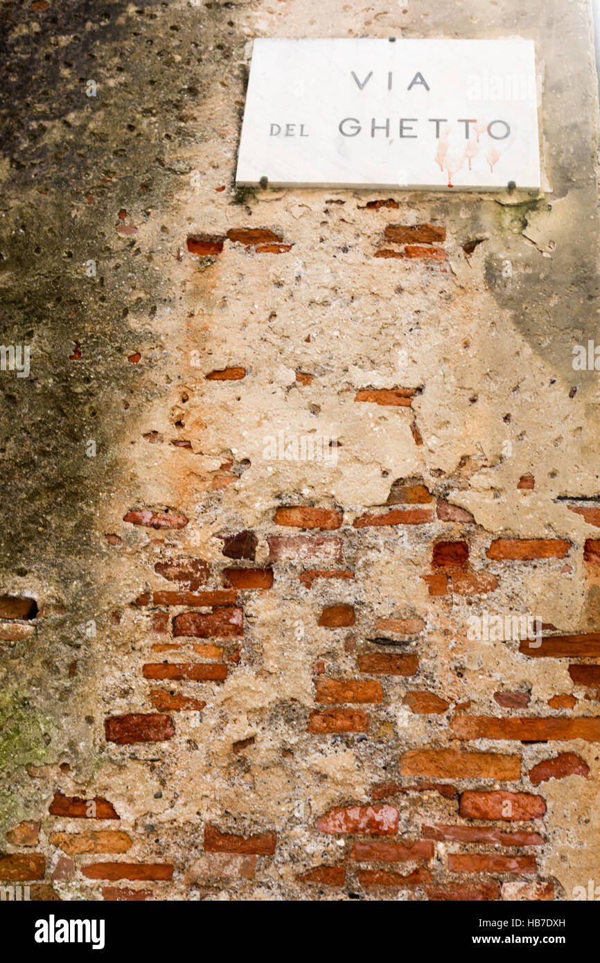 Do not block alley sign on a red brick wall hi-res stock photography ...