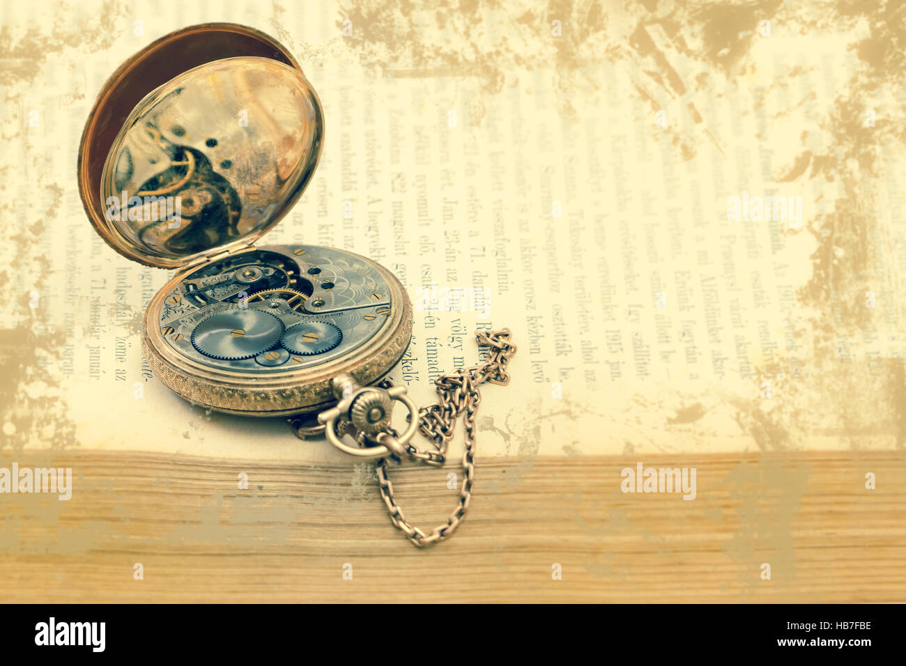 mechanical clockwork of a vintage gold pocket watch Stock Photo - Alamy