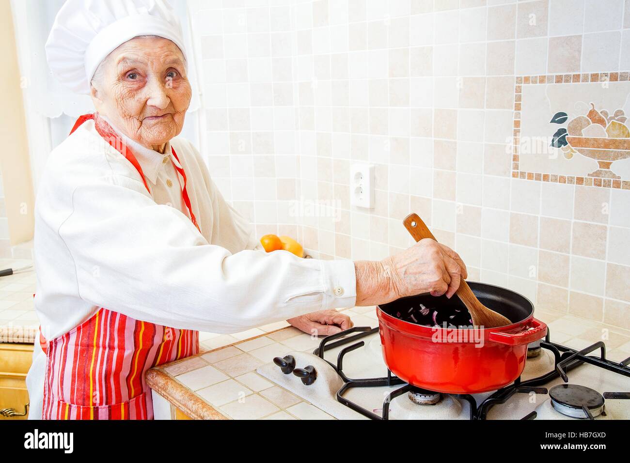 Lady making dinner elderly hi-res stock photography and images - Alamy