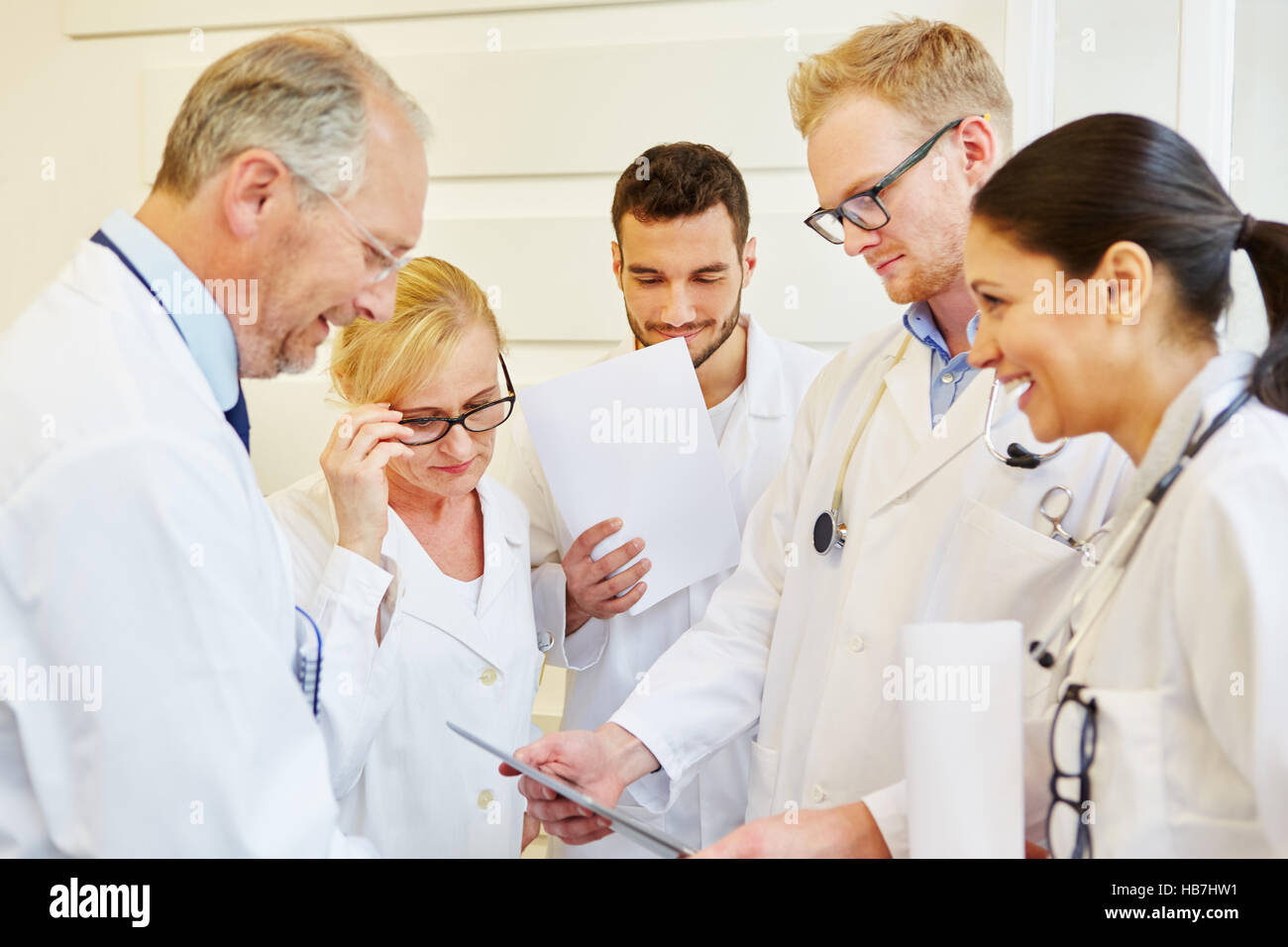 Doctors in meeting planning and working together Stock Photo - Alamy