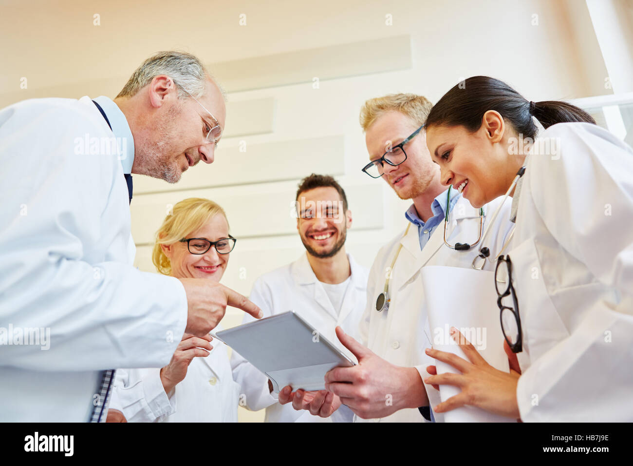 Discussion during doctors team meeting in hospital Stock Photo - Alamy