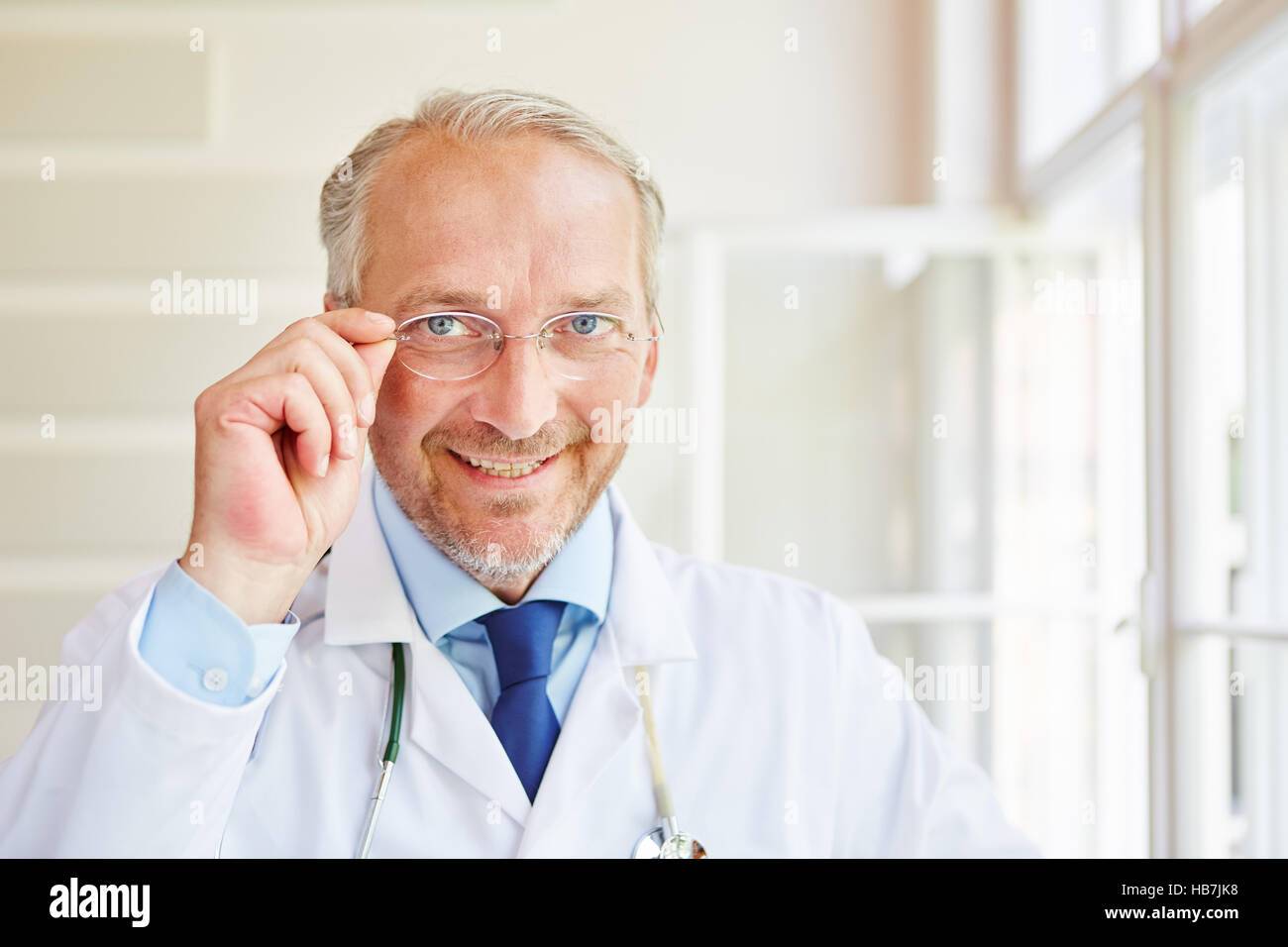 Trustworthy doctor hi-res stock photography and images - Alamy