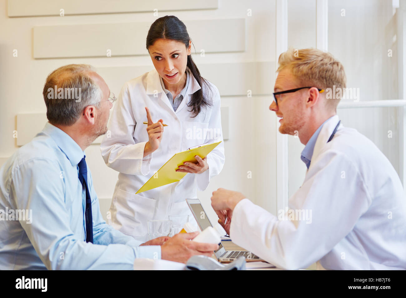 Two doctors explain therapy hi-res stock photography and images - Alamy