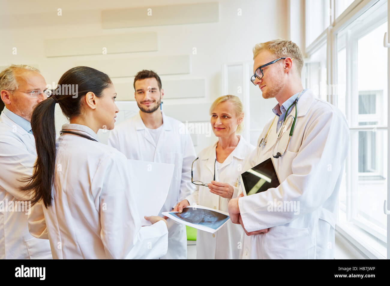 Team of doctors in discussion about patient situation Stock Photo - Alamy