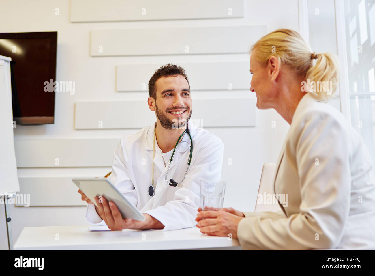 Doctor patient trust hi-res stock photography and images - Alamy