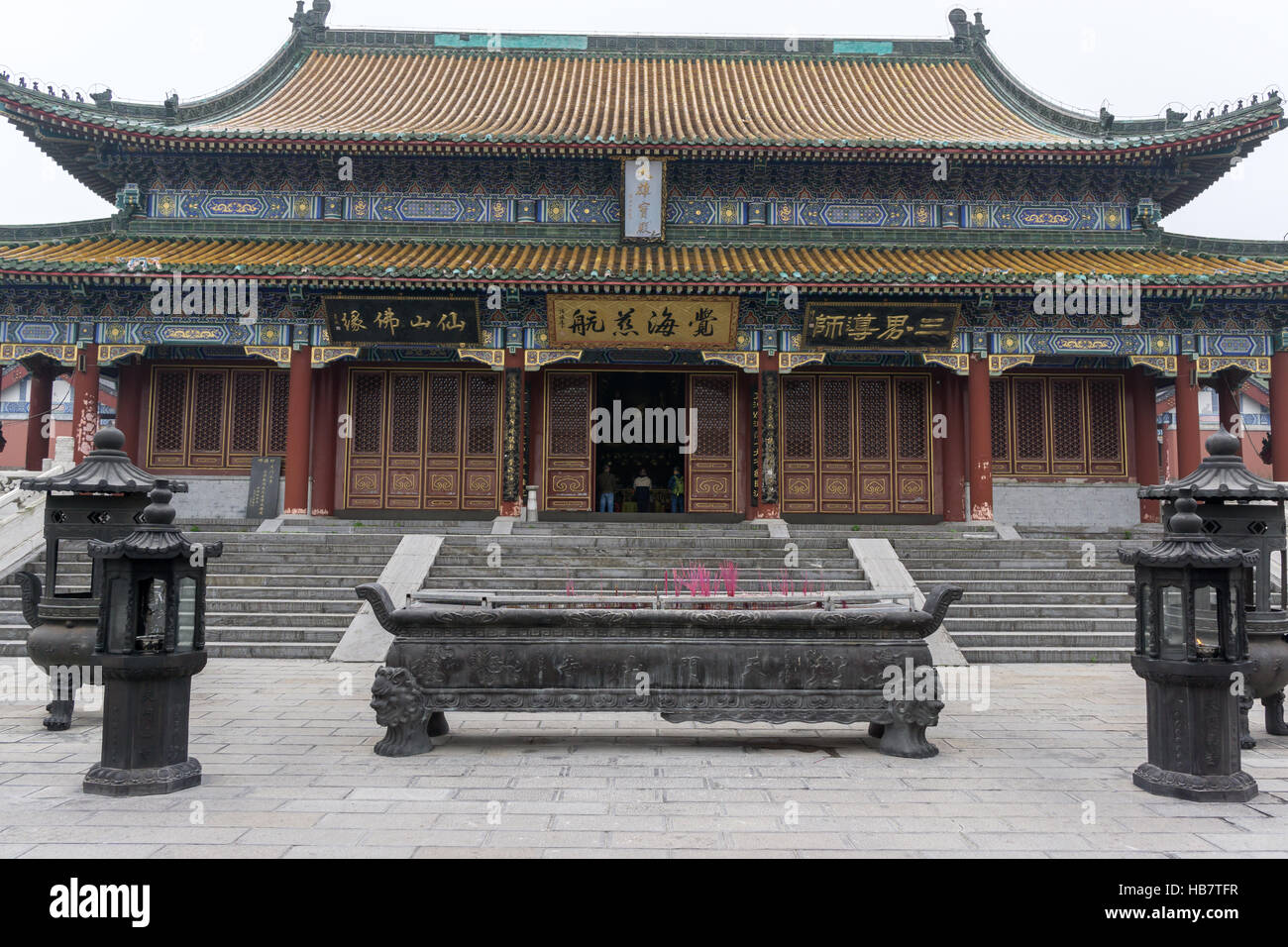 tianmen mountain temple architecture Stock Photo - Alamy