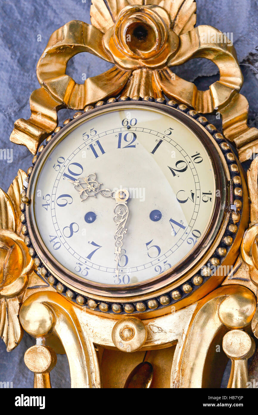 Gold clock hi-res stock photography and images - Alamy