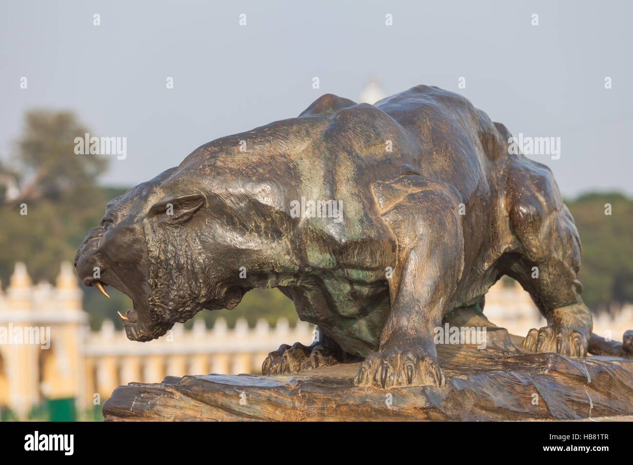 Cat statue hi-res stock photography and images - Alamy