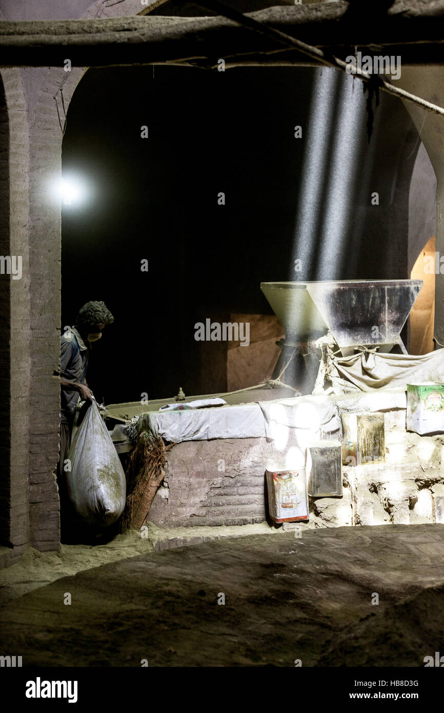 Mill worker hi-res stock photography and images - Alamy