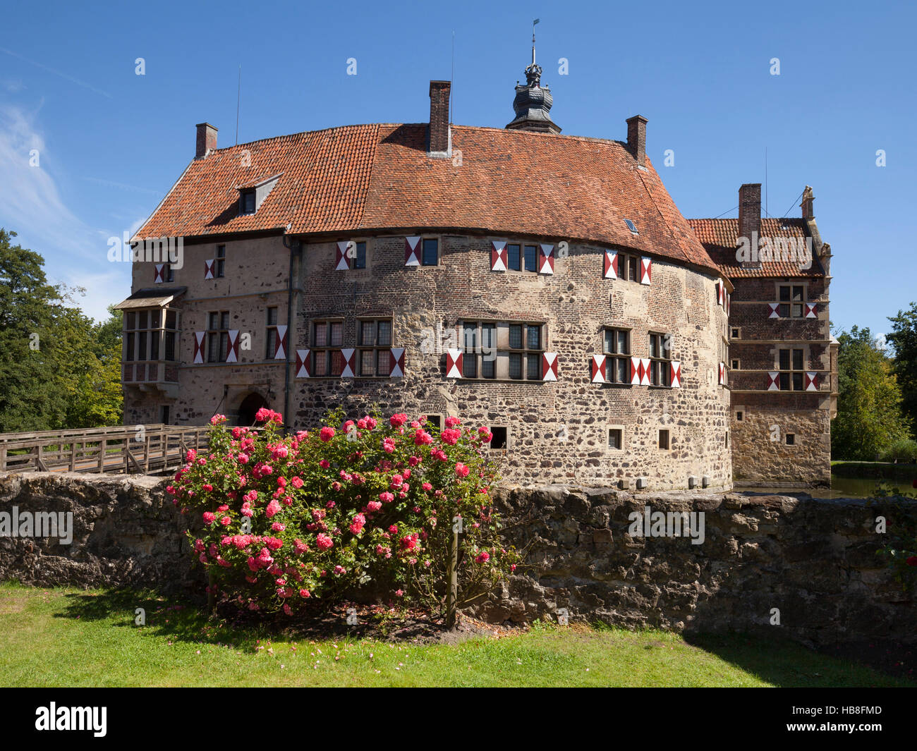 Vischering Castle with roses and moat, Lüdinghausen, Münsterland, North ...