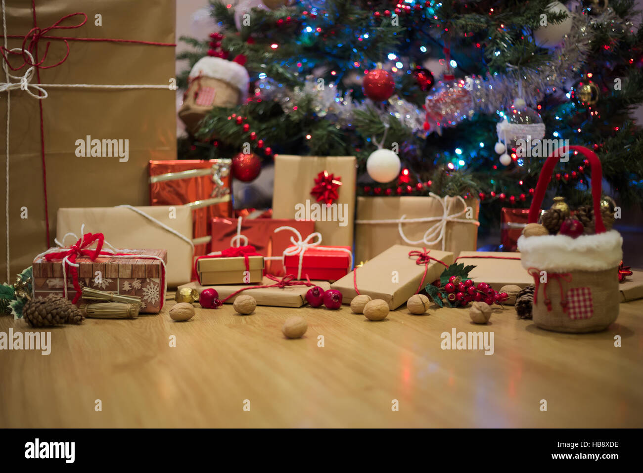 Underneath the the tree hi-res stock photography and images - Alamy