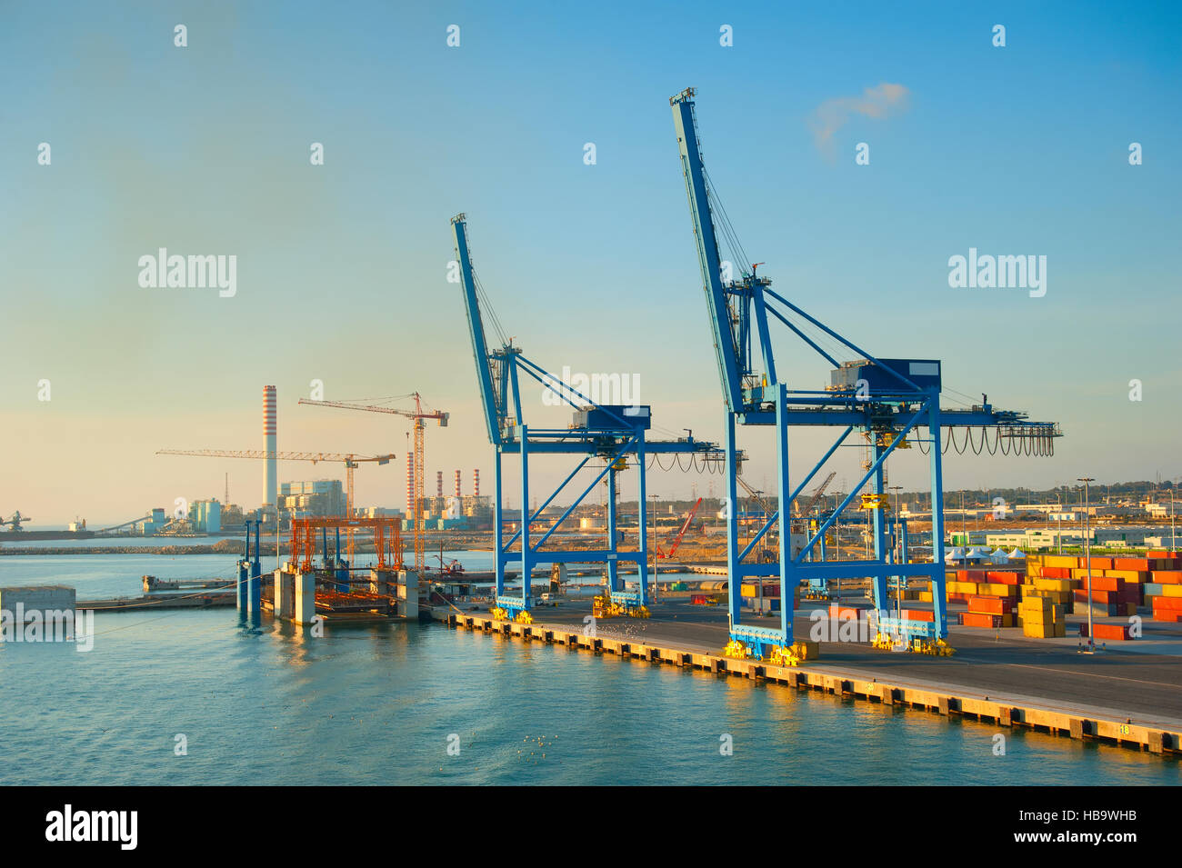 Industrial commercial sea port Stock Photo - Alamy