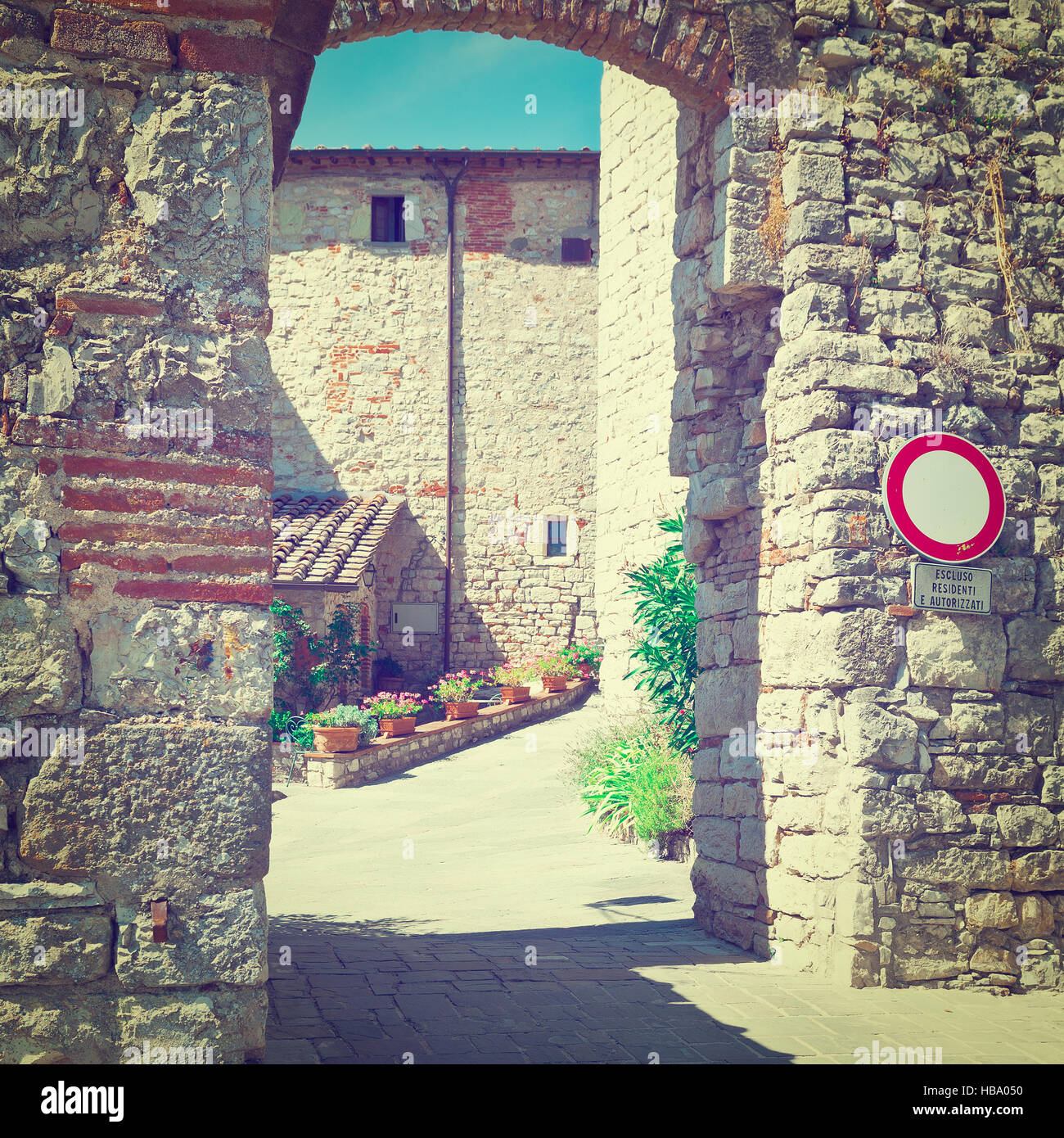 Archway residential buildings arch hi-res stock photography and images ...