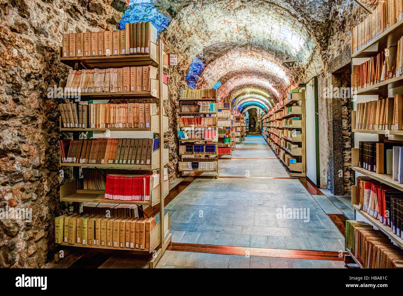 Library setting hi-res stock photography and images - Alamy