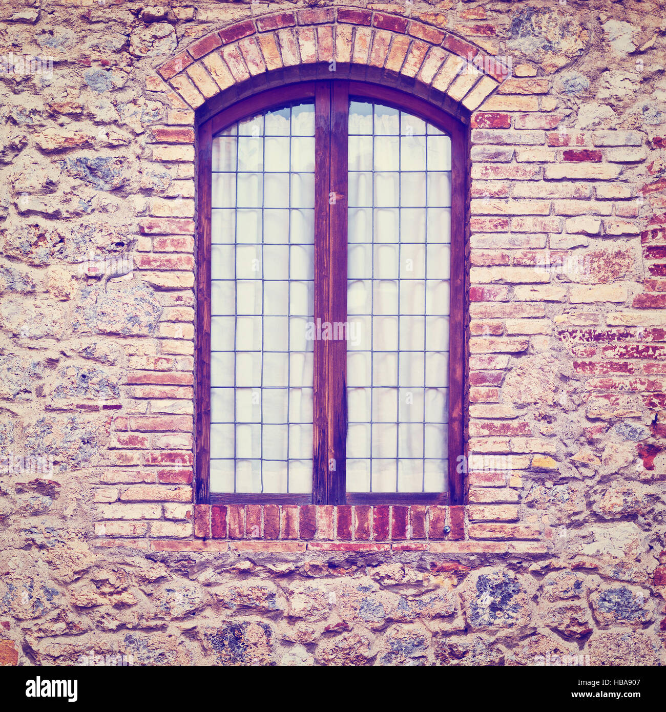 Vintage net curtain window hi-res stock photography and images - Alamy