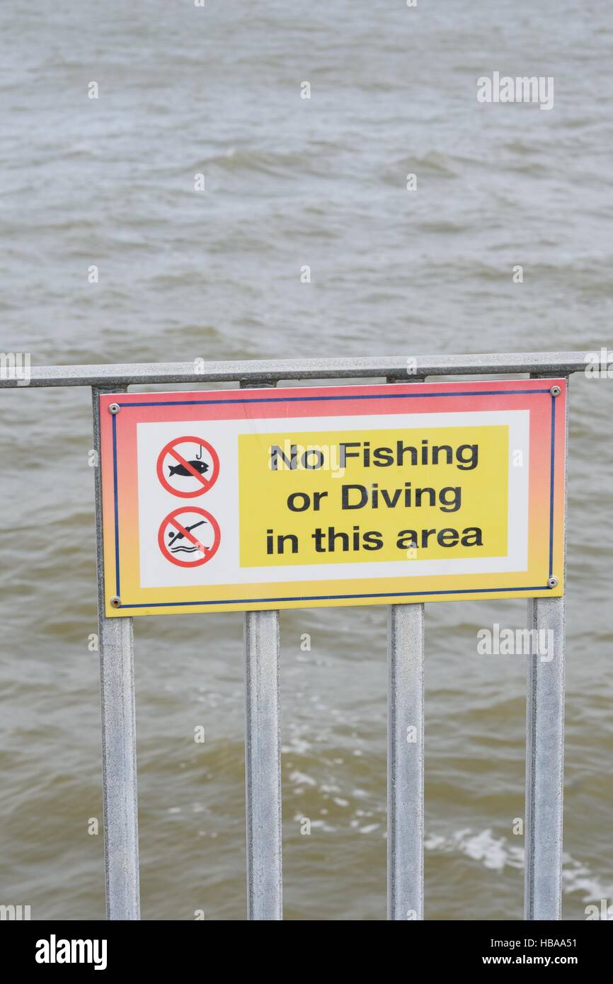 No fishing sign symbol lake hi-res stock photography and images - Alamy