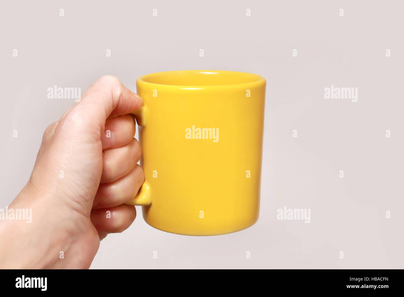 Hand with mug hi-res stock photography and images - Alamy