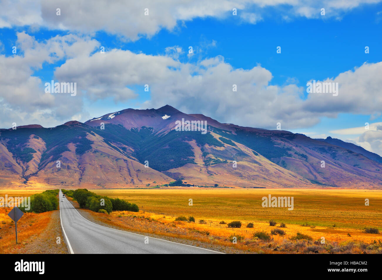 Distant asphalt road hi-res stock photography and images - Alamy