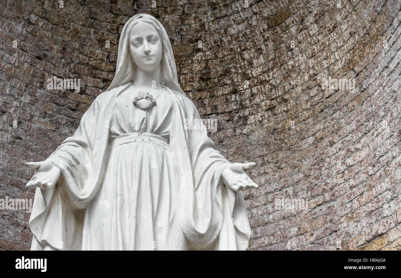Statue of the virgin mary queen of peace hi-res stock photography and ...