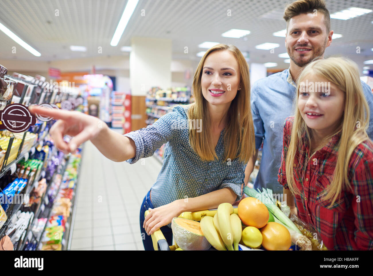 Supermarket shopping with family hi-res stock photography and images ...