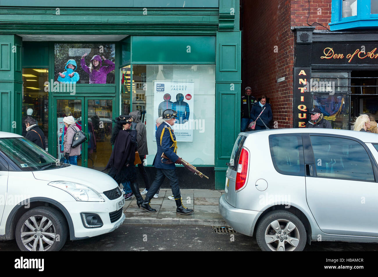 Walking between cars hi-res stock photography and images - Alamy