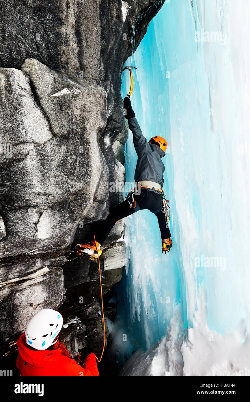 Young adult rock climbing hi-res stock photography and images - Alamy