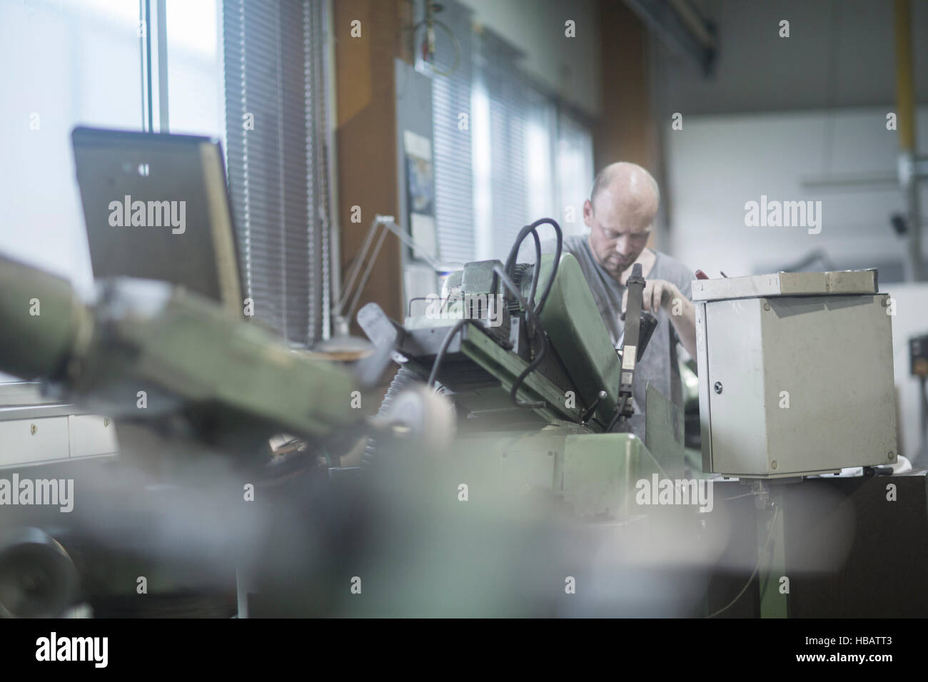 Man working with grinding machine hi-res stock photography and images ...