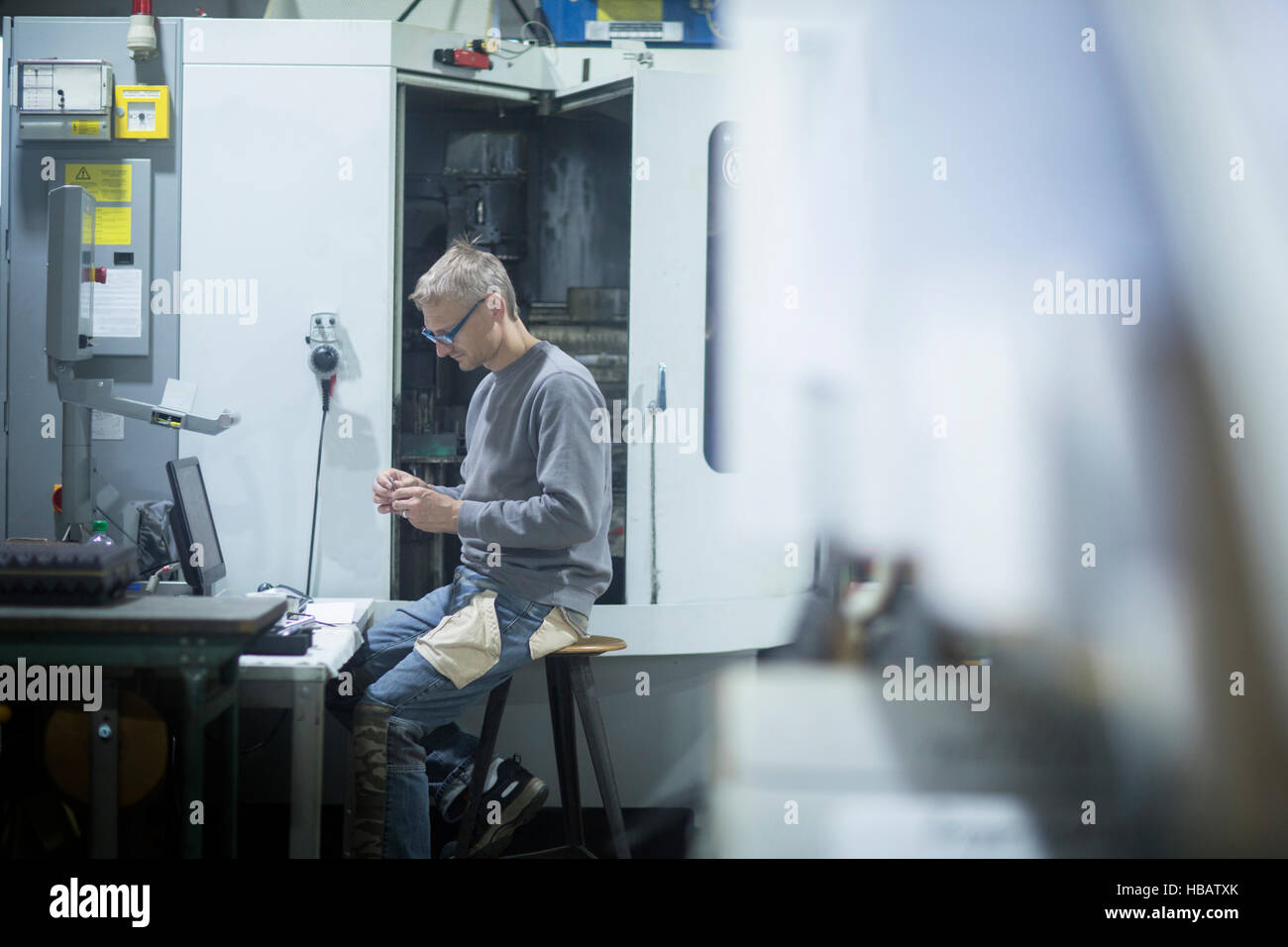 Man working with grinding machine hi-res stock photography and images ...