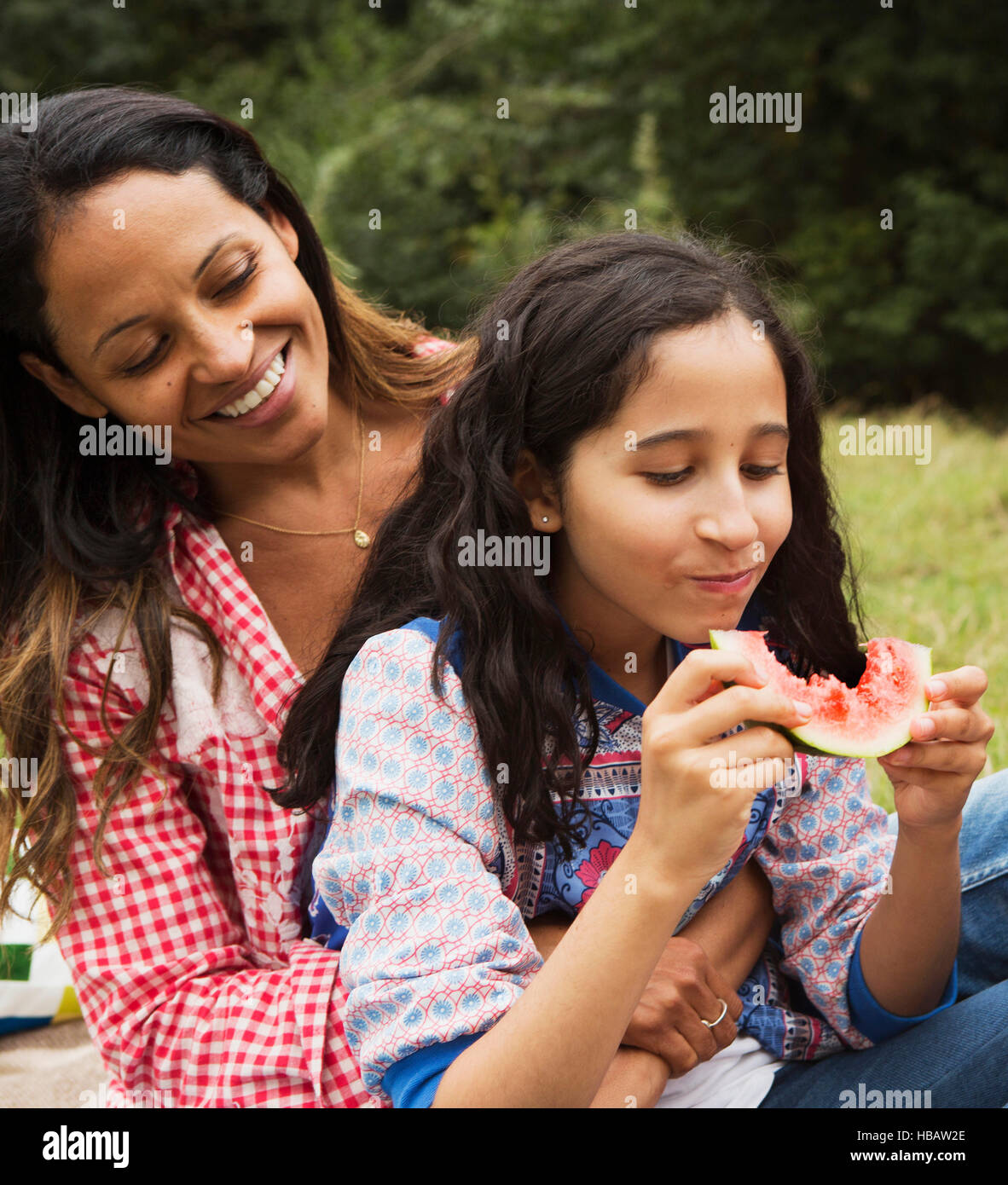 Mother daughter picnic fruit hi-res stock photography and images - Alamy