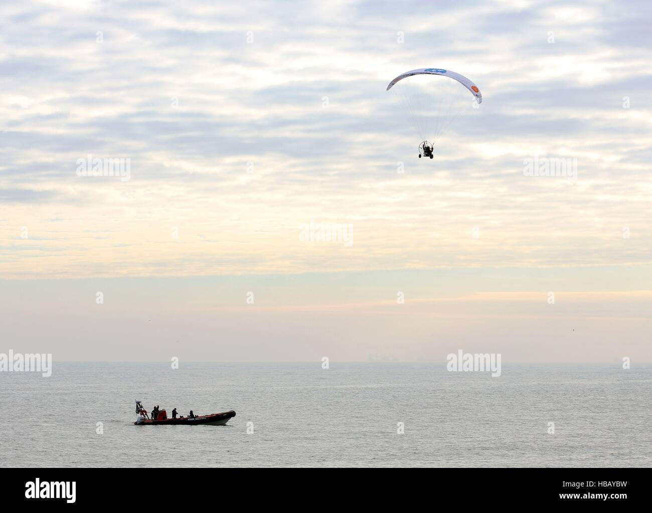 Paramotorist Sacha Dench the 'Human Swan' arrives in Dover after ...