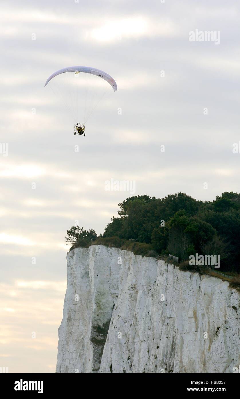 Paramotorist Sacha Dench the 'Human Swan' arrives in Dover after ...