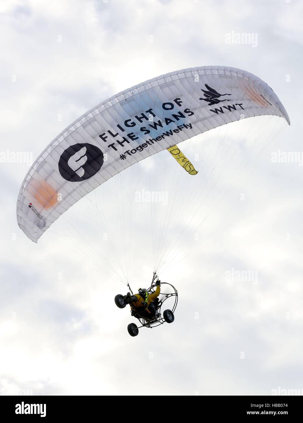 Paramotorist Sacha Dench the 'Human Swan' arrives in Dover after ...